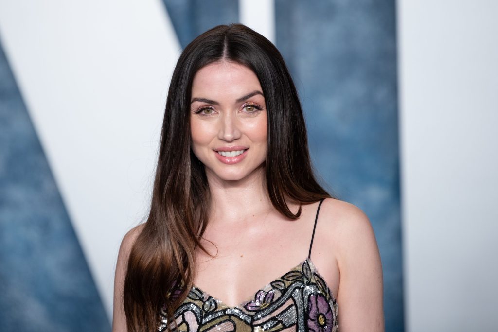 Ana de Armas Height: How Tall is She? - Mr. Captions